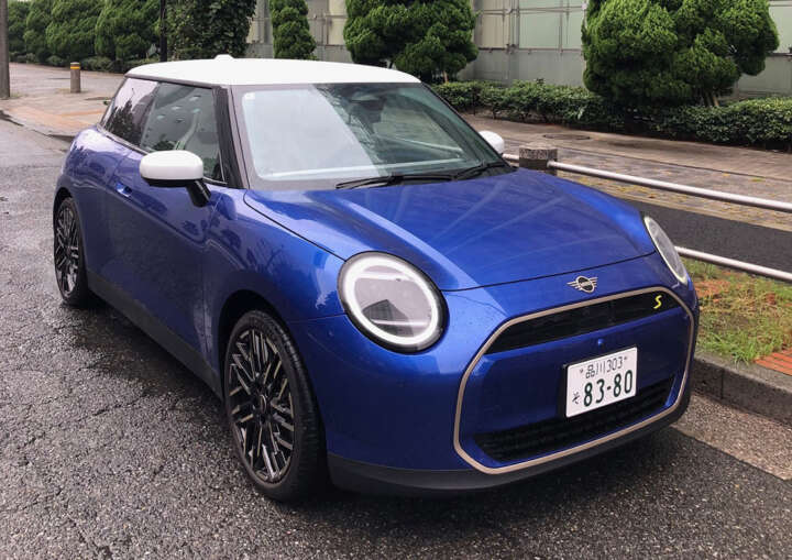 【島﨑七生人のクルマのコトVol.1】BMWミニ（BEV）の"センターメーター"のコト | CAR GoodsPress