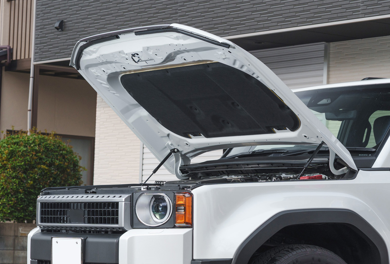 『ランクル250』に片手で開閉できる整備にも便利なボンネットダンパーを後付けできる!? | CAR GoodsPress